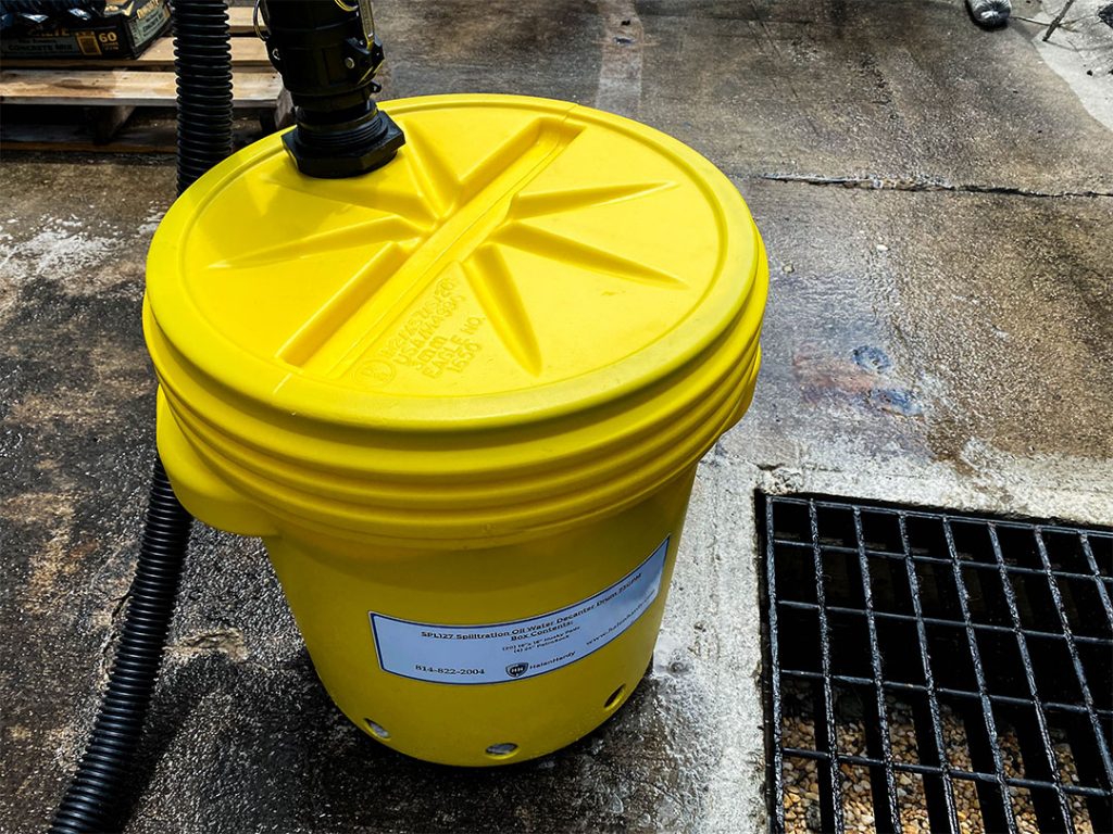 Compact, Easy-To-Use Oil Water Decanter - HalenHardy