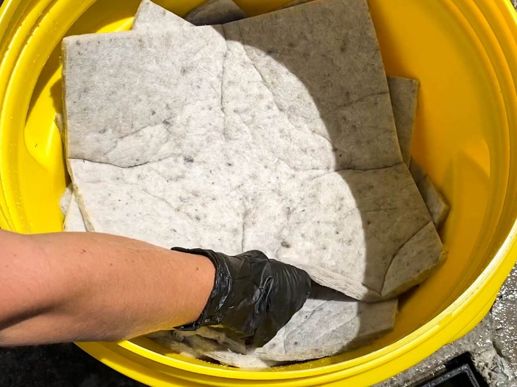 Compact, Easy-To-Use Oil Water Decanter - HalenHardy